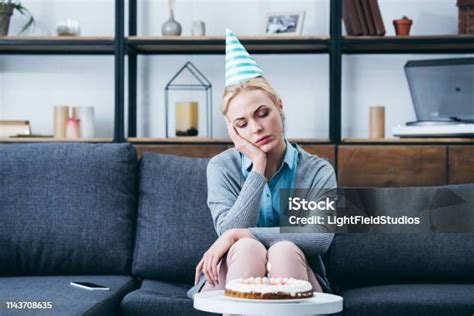 혼자 집에서 생일을 축 하 하면서 손으로 머리를 준비 하는 파티 모자에 슬픈 여자 생일에 대한 스톡 사진 및 기타 이미지 생일 고독 부정적인 감정 표현 한 명의