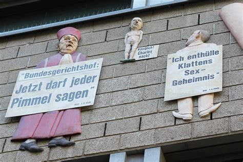 Riesen Penis Relief Skulptur Friede Sei Mit Dir Berlin Love