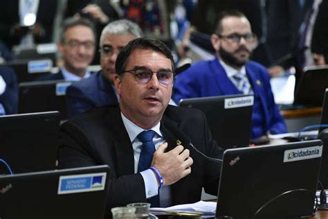 Flávio Bolsonaro defende TSE e aciona AGU contra Gleisi Hoffmann por críticas à Justiça Eleitoral