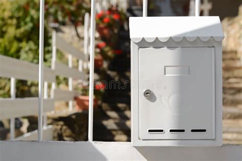 Caja De Letras De Metal Blanco En La Valla Al Aire Libre Imagen De