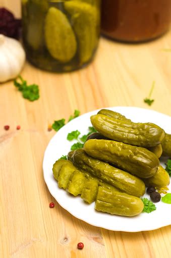 파 슬 리 옆에 있는 접시에 절인 절 임은 나무 테이블에 고추와 오이 캔을 남긴다 계절에 대한 스톡 사진 및 기타 이미지 계절 딜 허브 러시아 Istock