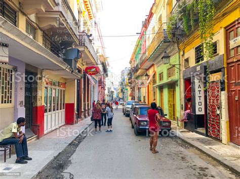 하바나에서 화려한 오래 된 식민지 건물이 있는 거리 장면 쿠바 Revolution에 대한 스톡 사진 및 기타 이미지 Revolution 거리 건물 외관 Istock