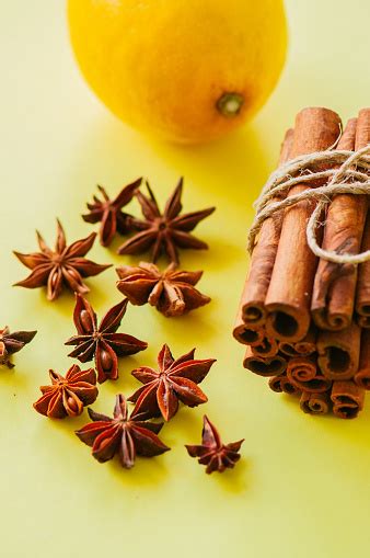 계 피 막대기와 아니 스의 한 레몬 번들 노란색 배경 위에 별 0명에 대한 스톡 사진 및 기타 이미지 0명 갈색 건조한 Istock