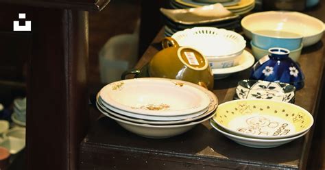 갈색 나무 테이블에 흰색과 파란색 꽃 세라믹 그릇 사진 Unsplash의 무료 도기 이미지