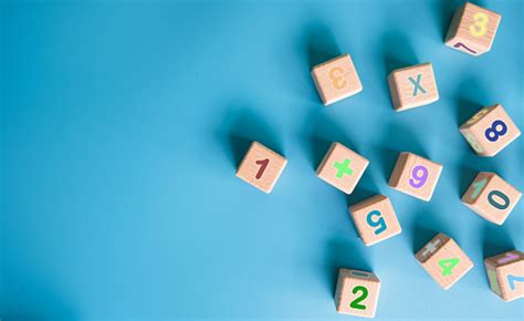 파란색 배경에 숫자가 흩어져 있는 화려한 나무 큐브 학습 Iq 향상 어린이 발달 어린이 장난감의 평면도입니다 교육용 게임 숫자에
