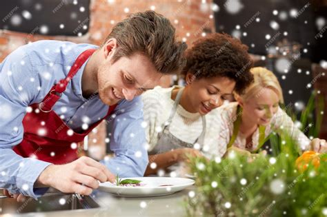 Clase De Cocina Amistad Comida Y Concepto De Personas Mujeres