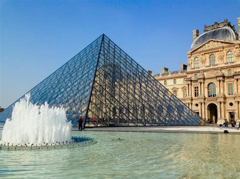 건물 건축 관광 관광 사이트 관광객 기념물 도시 풍경 도시의 떠돌다 랜드마크 루브르 피라미드 명소 문화 유산 문화적 물 박물관 반사 방문자