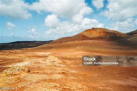 Timanfaya 국립 공원 Lanzarote 카나리아 섬 스페인에 용암 밭이있는 건조한 화산 풍경 독일어 아이스 하키 리그에