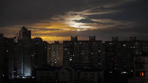 Ataque russo em Kiev e sirenes antiaéreas ativadas em diversas regiões