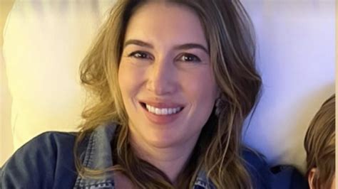 Grávida Rebeca Abravanel surpreende ao exibir a barriguinha pela