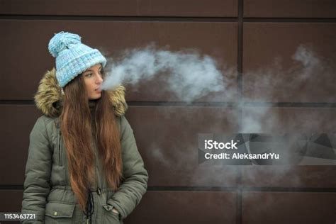Vape Remaja Gadis Muda Yang Cantik Kulit Putih Merokok Rokok Elektronik