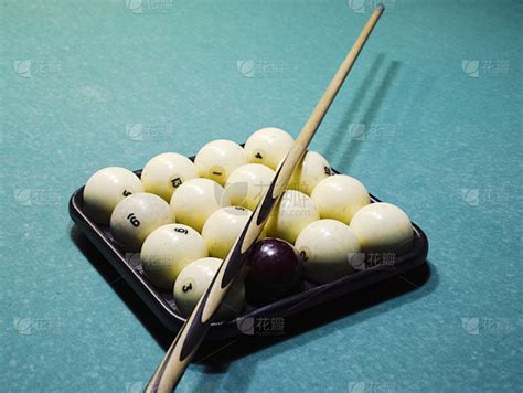 台球，台球桌，球和球杆。球在托盘和
