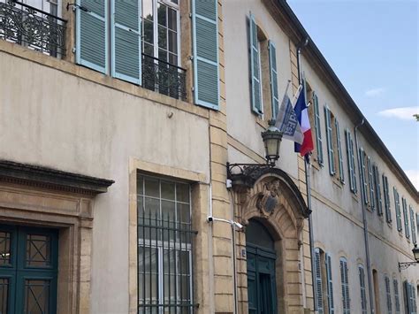Metz Drame Dans Un Lycée Un Ado De 17 Ans Meurt Après Un Saut Du 3e