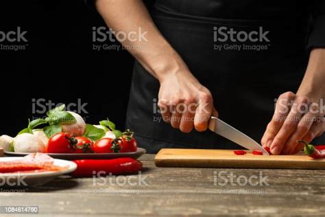 요리사 뜨거운 고추 고추를 잘라냅니다 요리 피자 샐러드 맛있고 매운 음식 개념 멕시코 요리 에 디자인 이나 텍스트 문자에 대 한