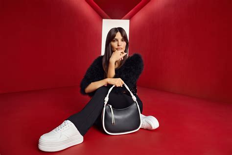 Emily Ratajkowski Actress 2023 Hd Wallpaper Hd Celebrities 4k Wallpapers Images And Background