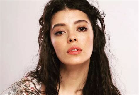 Selin Şekerci Cesur Dekoltesiyle Galaya Damga Vurdu