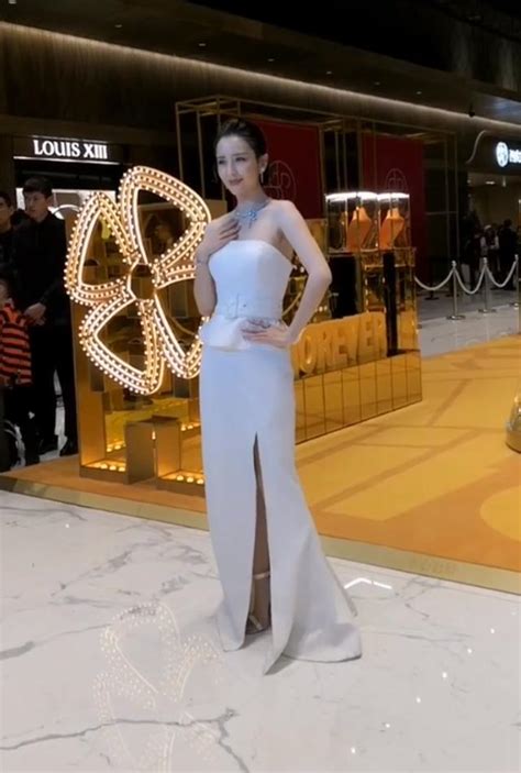 佟丽娅活动现场生图曝光 一袭白裙四肢纤细皮肤雪白无暇新浪图片