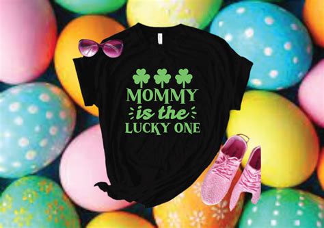 Mommy is the Lucky One SVG DESIGN Gráfico por Mimi graphic Creative