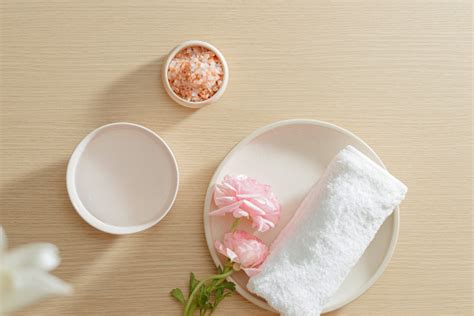 나무 배경 복사 공간에 접시에 소금 수건 꽃의 스파 설정 휴식 닫습니다 평면도 건강한 생활방식에 대한 스톡 사진 및 기타 이미지