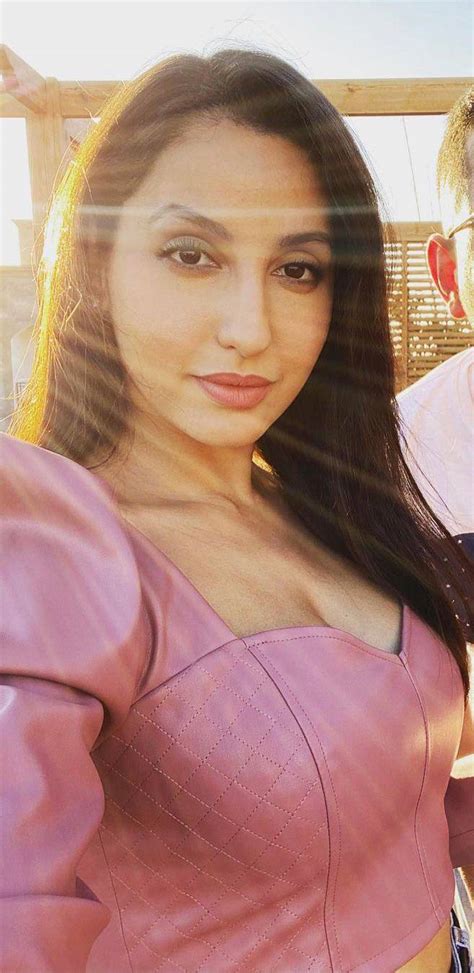 Nora Fatehi Scrolller