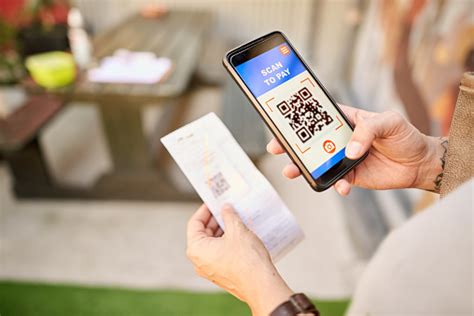 스마트한 Qr 스캐너를 사용하여 구매를 지불하는 여성 바코드 스캐너에 대한 스톡 사진 및 기타 이미지 바코드 스캐너 스캐닝 Qr코드 Istock