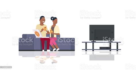 행복 한 커플 휴가 소파에 앉아 Tv를 보고 피자 아프리카계 미국인 남자 여자 먹는 휴식 개념 남성 여성 캐릭터 전체 길이 평면