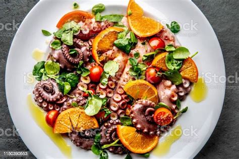 흰색 접시에 오렌지 토마토와 크레스 샐러드와 함께 전체 문 어 샐러드 평면도 건강한 식생활에 대한 스톡 사진 및 기타 이미지