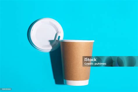 青の背景に暗い影を持つ使い捨ての紙コップ上面図 コーヒーのストックフォトや画像を多数ご用意 コーヒー 使い捨てコップ 俯瞰