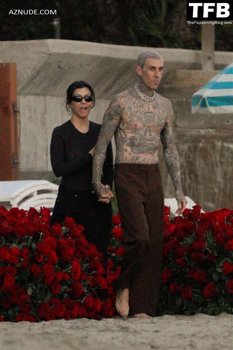 Kourtney Kardashian Sexy Seen Flaunting Her Hot Figure Alongside Travis