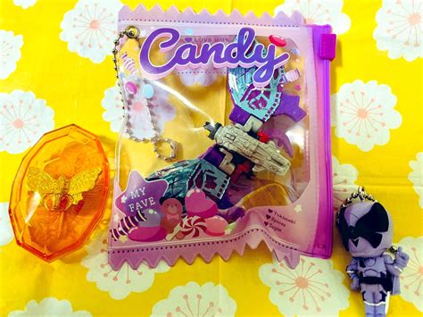 セリア『お菓子パッケージキーホルダー』使い方、口コミ、サイズ！缶バッジやアクスタに キャンディ、グミ！キャンディバッグ テトラ型も新発売！