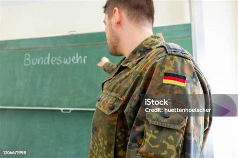 독일 군인이 교실에 서 있다 독일어 단어 Bundeswehr 독일 군대를 의미한다 독일 연방군에 대한 스톡 사진 및 기타 이미지