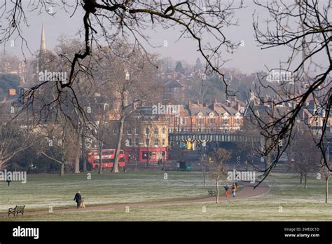 Les Utilisateurs Du Parc Traversent Brockwell Park Par Une Matinée