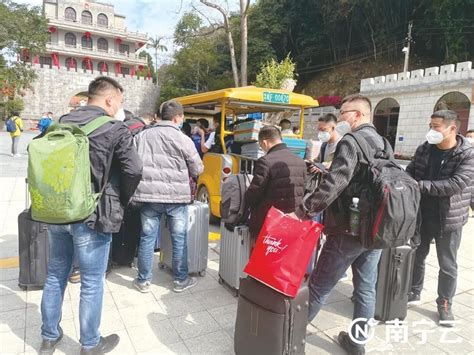 实施“乙类乙管”首日，中国南宁至越南河内客运班线恢复运营客运旅客南宁市新浪新闻