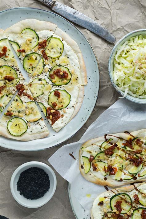 Knuspriger Flammkuchen Mit Zucchini Und Getrockneten Tomaten Caro In The Kitchen
