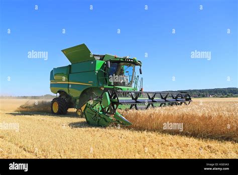 John Deere Combine Harvester Harvesting Wheat Hi Res Stock Photography And Images Alamy