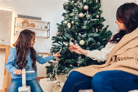 어머니와 딸은 집에서 크리스마스 트리를 즐깁니다 메리 크리스마스와 새해 복 많은 새해 흔들리는 말에 타고 소녀 2명에 대한 스톡 사진 및 기타 이미지 Istock