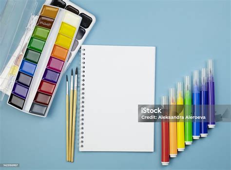 수채화와 브러시가있는 파란색 배경에 쓰고 그리기위한 앨범 하이 앵글에 대한 스톡 사진 및 기타 이미지 하이 앵글 스케치북