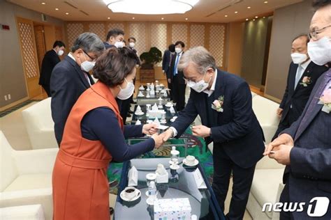 전통시장 활성화 유공자들과 인사하는 권칠승 장관 네이트 뉴스
