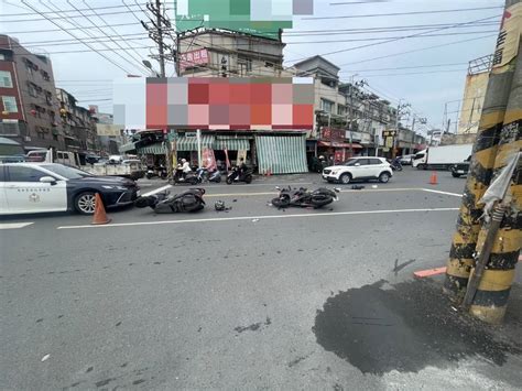 高雄嚴重車禍！6旬翁「越線逆向」迎面撞19歲騎士 頭部重創搶救中 Enews新聞網