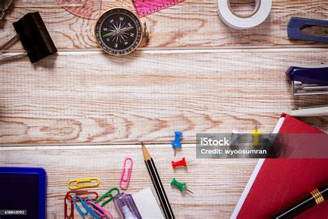 나무 테이블에 사무실 용품의 상단 보기 0명에 대한 스톡 사진 및 기타 이미지 0명 갈색 교육 Istock