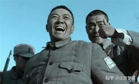 当年拍亮剑时魏和尚抢镜头李幼斌在后边给了他一脚 知乎