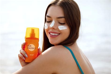 Premium Photo Beautiful Woman Applying Cream Sunscreen On Tanned Face