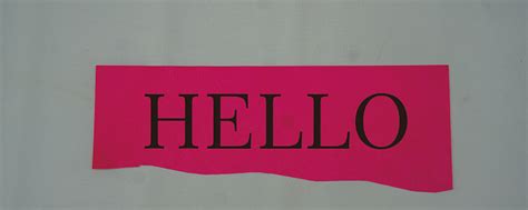회색 배경의 찢어진 빨간 종이에 쓰여진 Hello 단어 컨셉 이미지입니다 생활과 사업 개념 공간을 복사합니다 개념에 대한 스톡 사진 및 기타 이미지 Istock