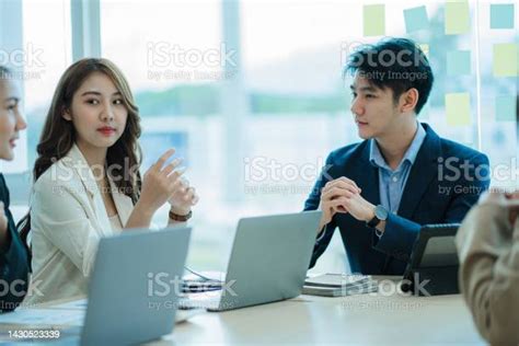 새로운 세대의 기업가의 젊은 남성과 여성 아시아 여성 임직원 만족을 위한 프로젝트 발표 사무실의 창의적인 업무 공간에서 공동