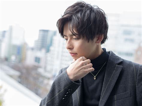 男も色気勝負！前髪をあげるだけで大人モード！ 表参道・銀座・横浜・名古屋栄の美容室・美容院 Violet バイオレット