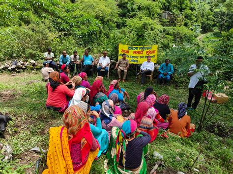 श्री देव सुमन की पुण्यतिथि पर महिला म़गल दल कठूड़ व केदारनाथ वन प्रभाग ने वृक्षारोपण किया