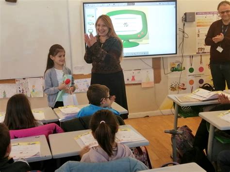 Директорът на 2 СУ д р Елеонора Лилова награди призьори в конкурс 2 СУ Акад Емилиян Станев