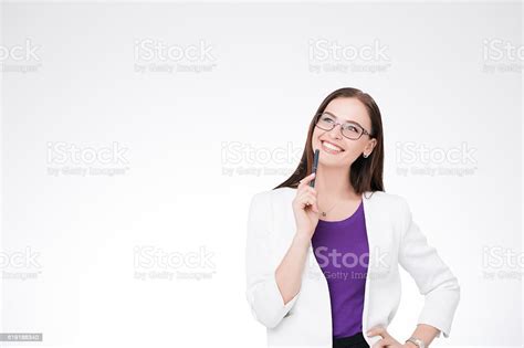 인물사진 여자 새겨져야 카메라를 향해 미소 짓는 생각에 잠긴 올려다 복사 공간 갈색에 대한 스톡 사진 및 기타 이미지 갈색