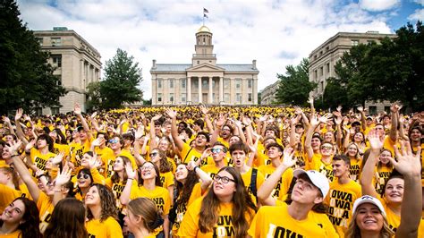 University Of Iowa Freshman Pose For 2026 Class Photo On Pentacrest