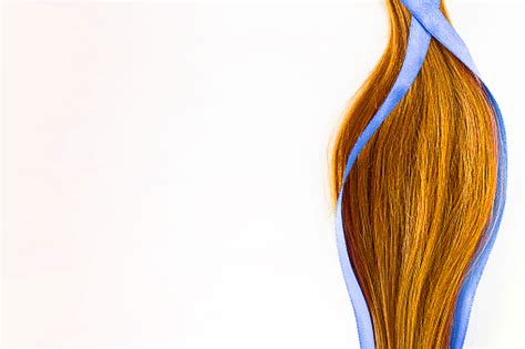 긴 금발 머리는 흰색 바탕에 암에 대 한 싸움의 상징으로 라벤더 리본으로 평면도 환자를 위한가 발을 만들기 위한 천연 소재 수평 복사 공간 고립 된 개념 머리 모양에 대한